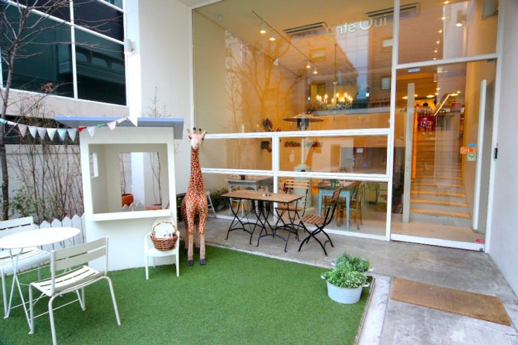 Unwind at Cafe Oui in Garosu-gil, Seoul | KoreaTravelPost