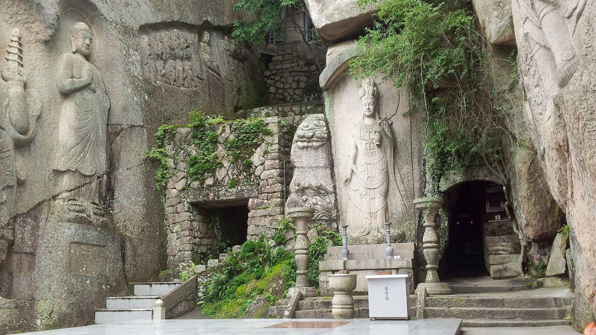 Daytrip to Busan’s Byeongpungam Seokbulsa Temple | KoreaTravelPost