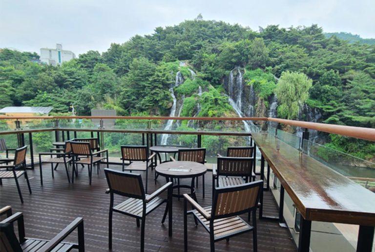 Nature in the Bustling City: Visit Waterfall Cafe Seoul for the ...