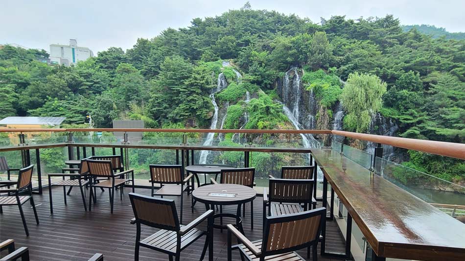 Nature in the Bustling City: Visit Waterfall Cafe Seoul for the ...